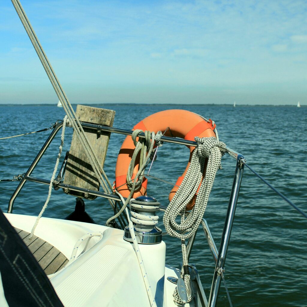 How to Sail a Boat: An Easy Step-by-Step Beginner’s Guide - Borrow A ...